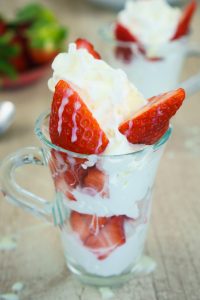 Fresas con crema recipe (Strawberries and cream) - The Cookware Geek
