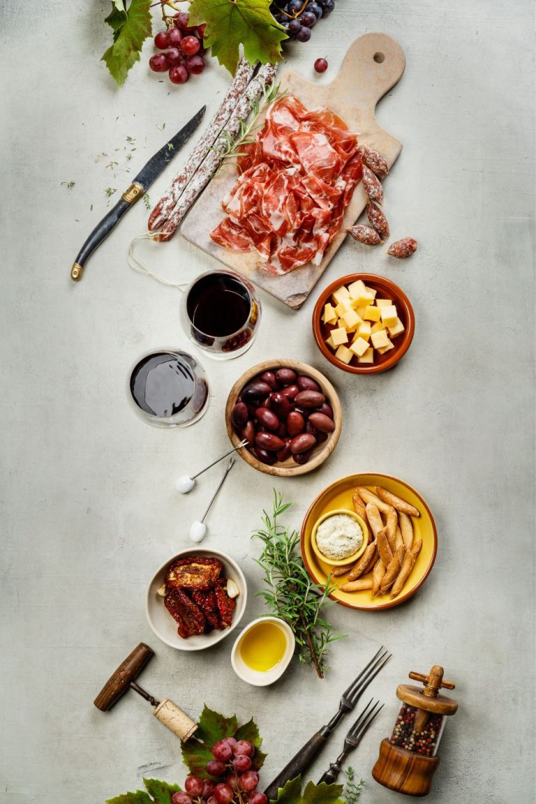 What are tapas? +The 4 Best Spanish Tapa Recipes - The Cookware Geek